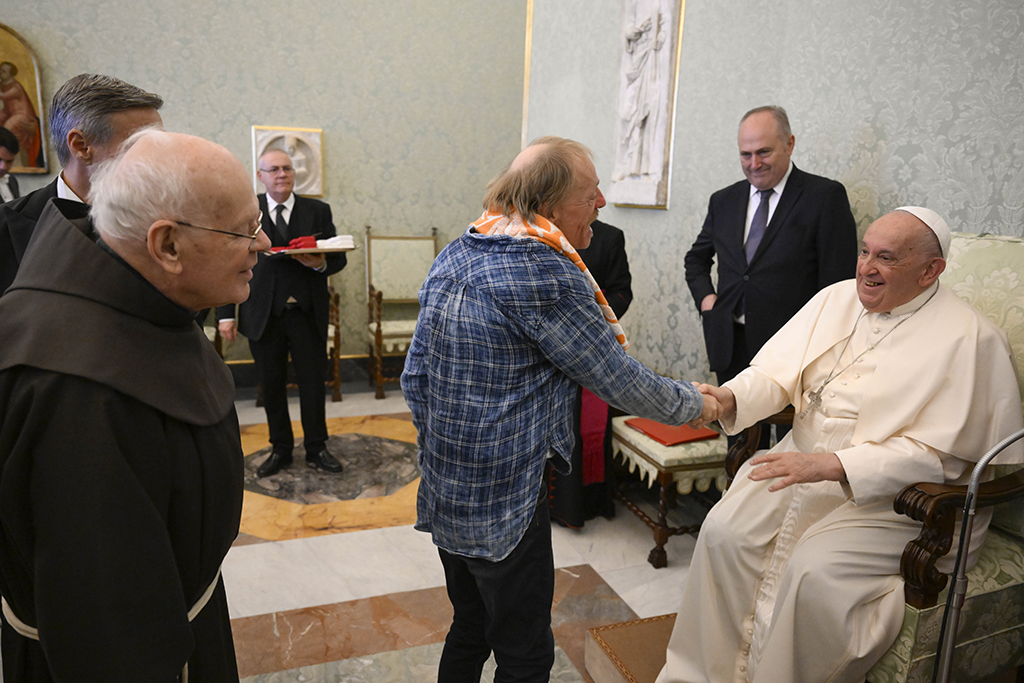 God’s love also comes through people being kind to each other, pope ...